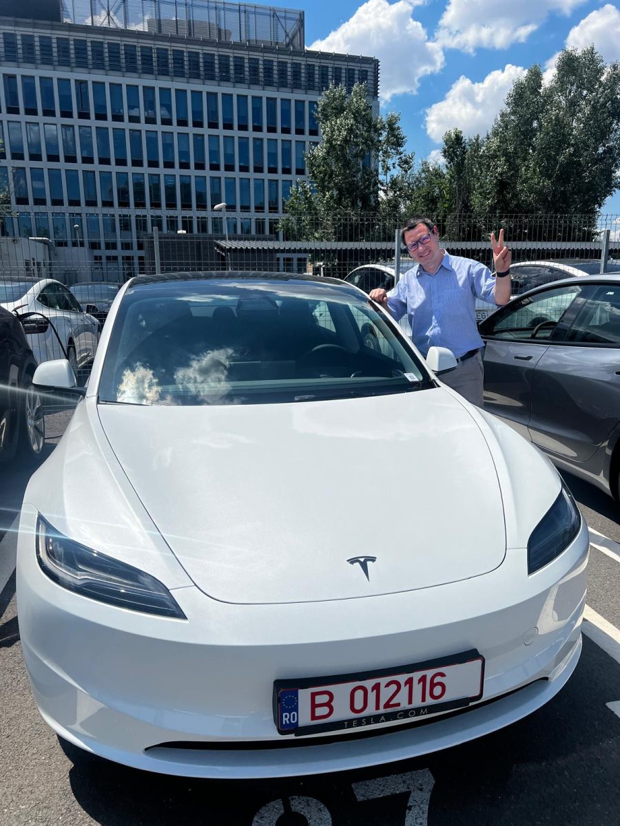 Ce e mai bun decât să conduci o Tesla? Să conduci două! - Electromobilitate